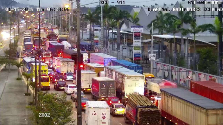 Choque entre dos tráileres provoca fuerte congestión vehicular en la ...